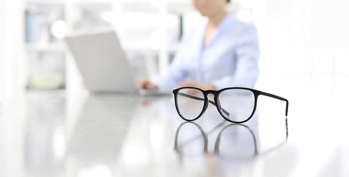 Vision After 40: 4 Signs You Might Need Progressive Lenses ...