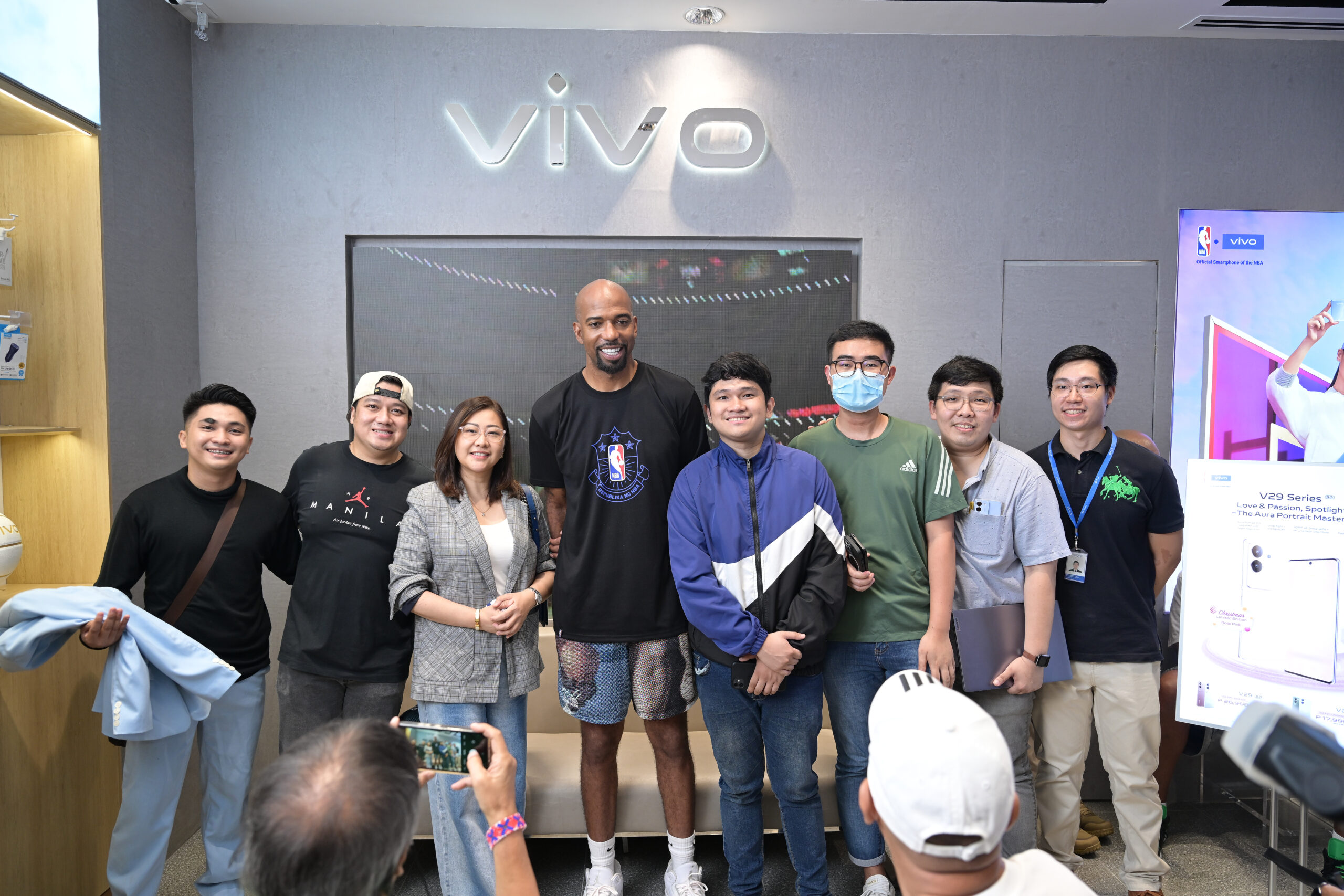 NBA Legend Richard Hamilton Visits vivo Concept Store at SM MOA – ManilaShaker Philippines ...